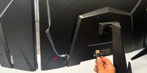 How To Daisy Chain Monitors (Step-By-Step Guide)